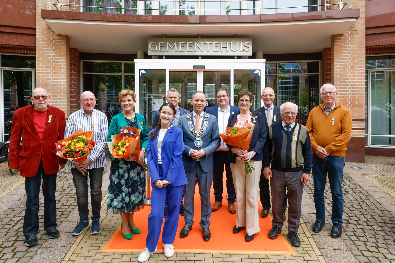 Negen nieuwe leden in de Orde van Oranje-Nassau in Valkenswaard | Foto ...