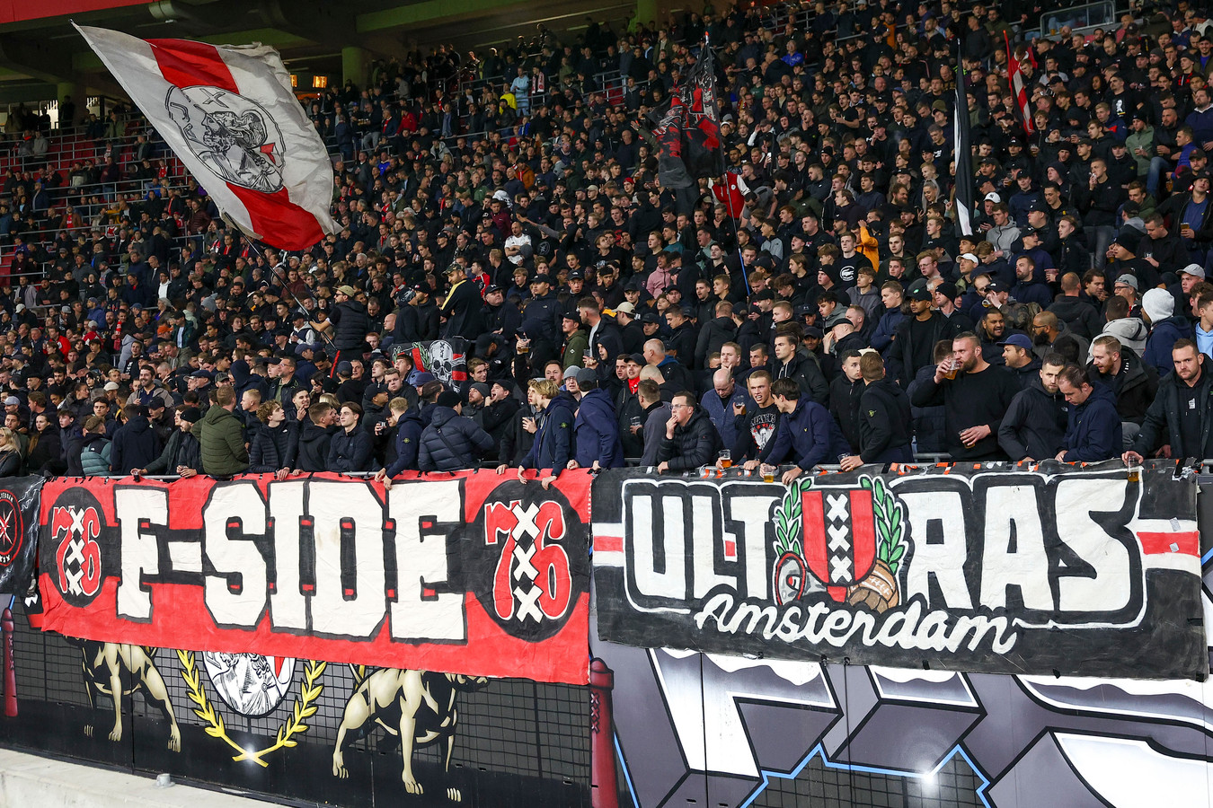 F-side wil alleen nog vlaggen van Ajax of Amsterdam: ‘Geen vlaggen van ...