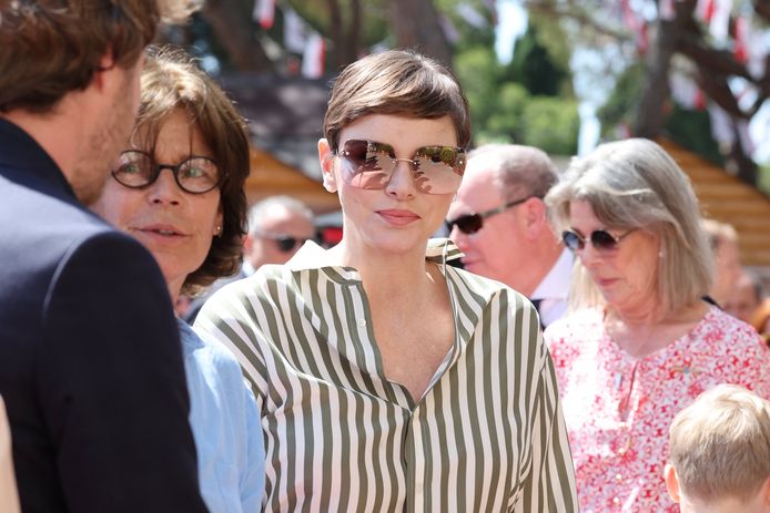 IN BEELD. Prinses Charlene negeert schoonzussen tijdens tentoonstelling ...