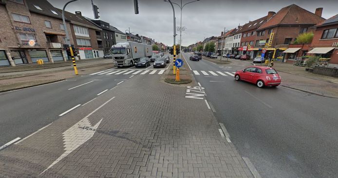 Aangepaste verkeerslichten en afgesloten middenberm moeten kruispunt Hoevenzavel veiliger maken ...