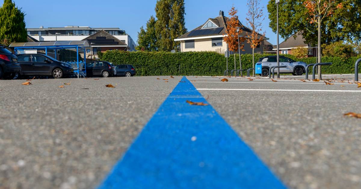 Blauwe lijnen op parkeerplaats Albert Heijn hoeven niet helemáál weg ...