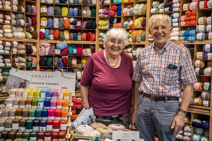 Breifanaat Brigitte (78) stopt voorlopig niet met haar winkel ...