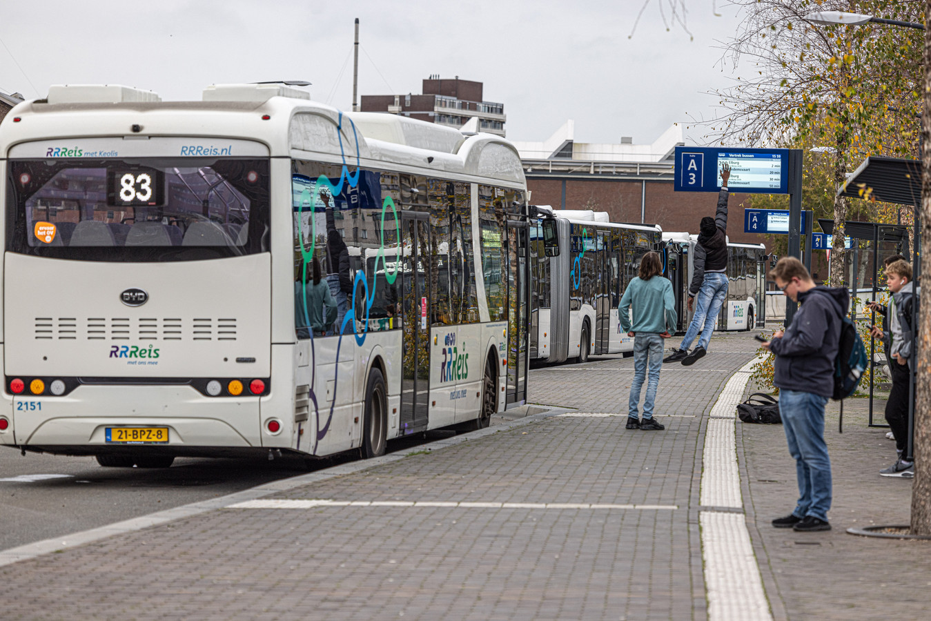 Ergernis en vragen over bussen die mindervaliden laten staan in Zwolle ...