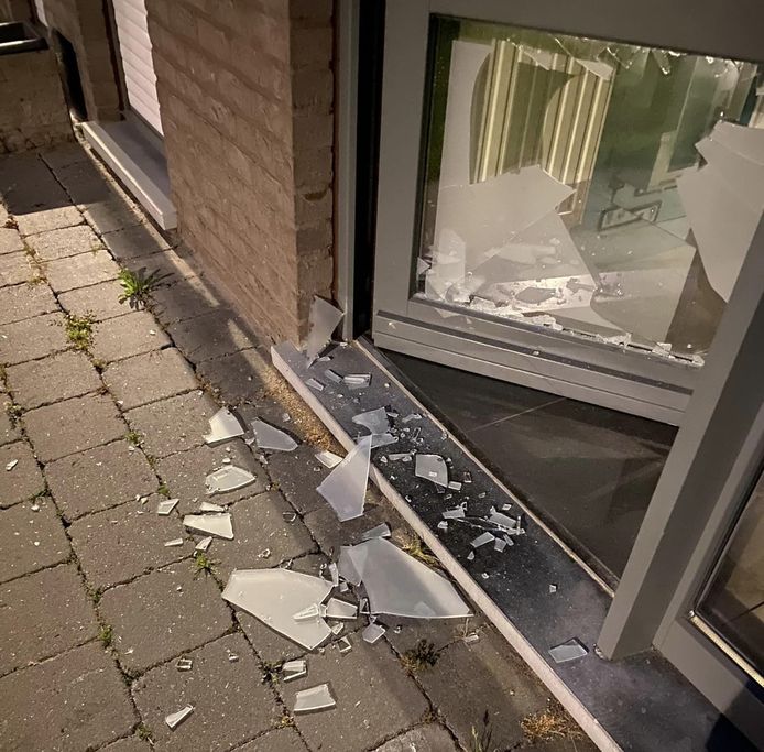 Belletje-trek, en dan een verbrijzeld raam: Gentse politie onderzoekt ...