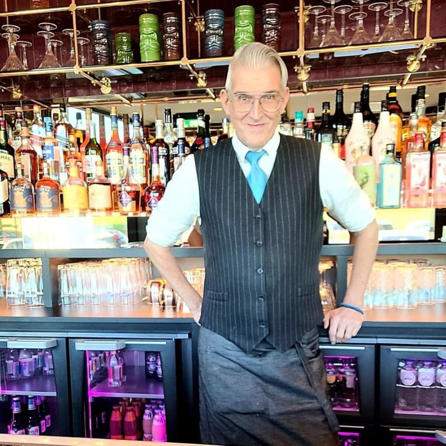 Henry Visschers (1969-2022) was de ober-plus, het gezicht achter de bar ...