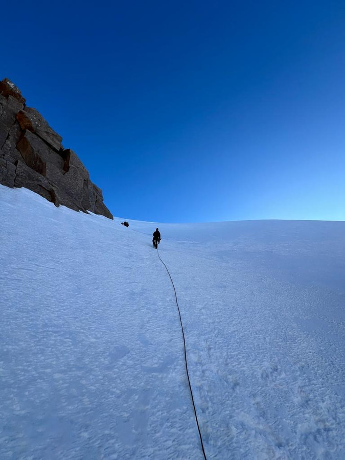 EXCLUSIEF. Eric Goens kijkt angst in de ogen tijdens afdaling in spelonk: “De Tom Waes in mij ...