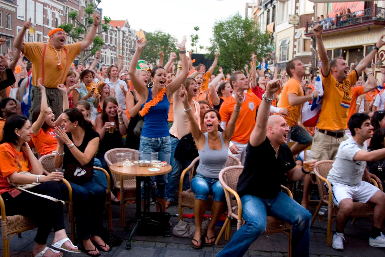 Kroegbazen halen opgelucht adem: tóch EK voetbal kijken op het terras ...