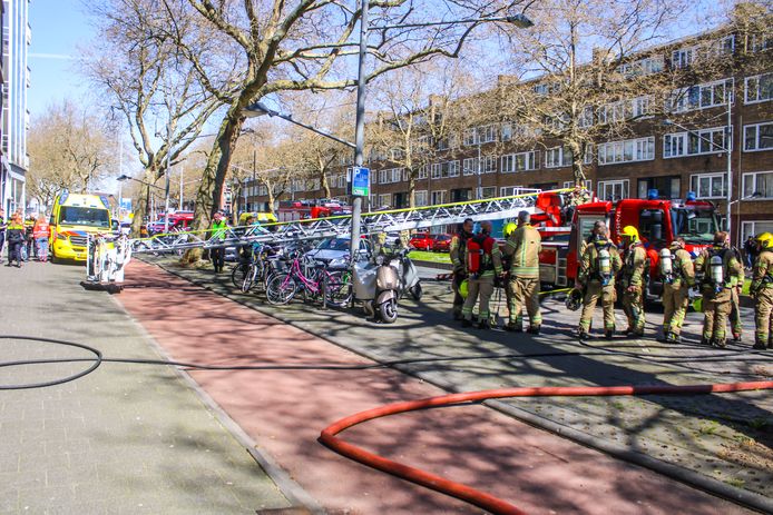 Uitslaande brand in slaapkamer Dordtselaan in Rotterdam-Zuid ...