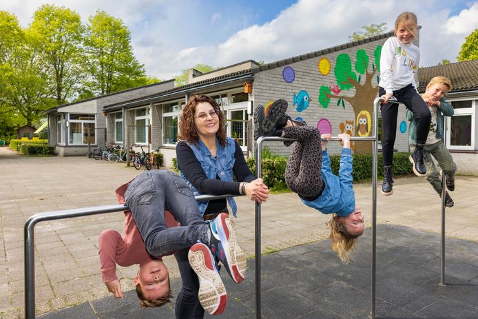 Als het hard regent, plaatst juf Mariëlle emmertjes in de te slopen ...