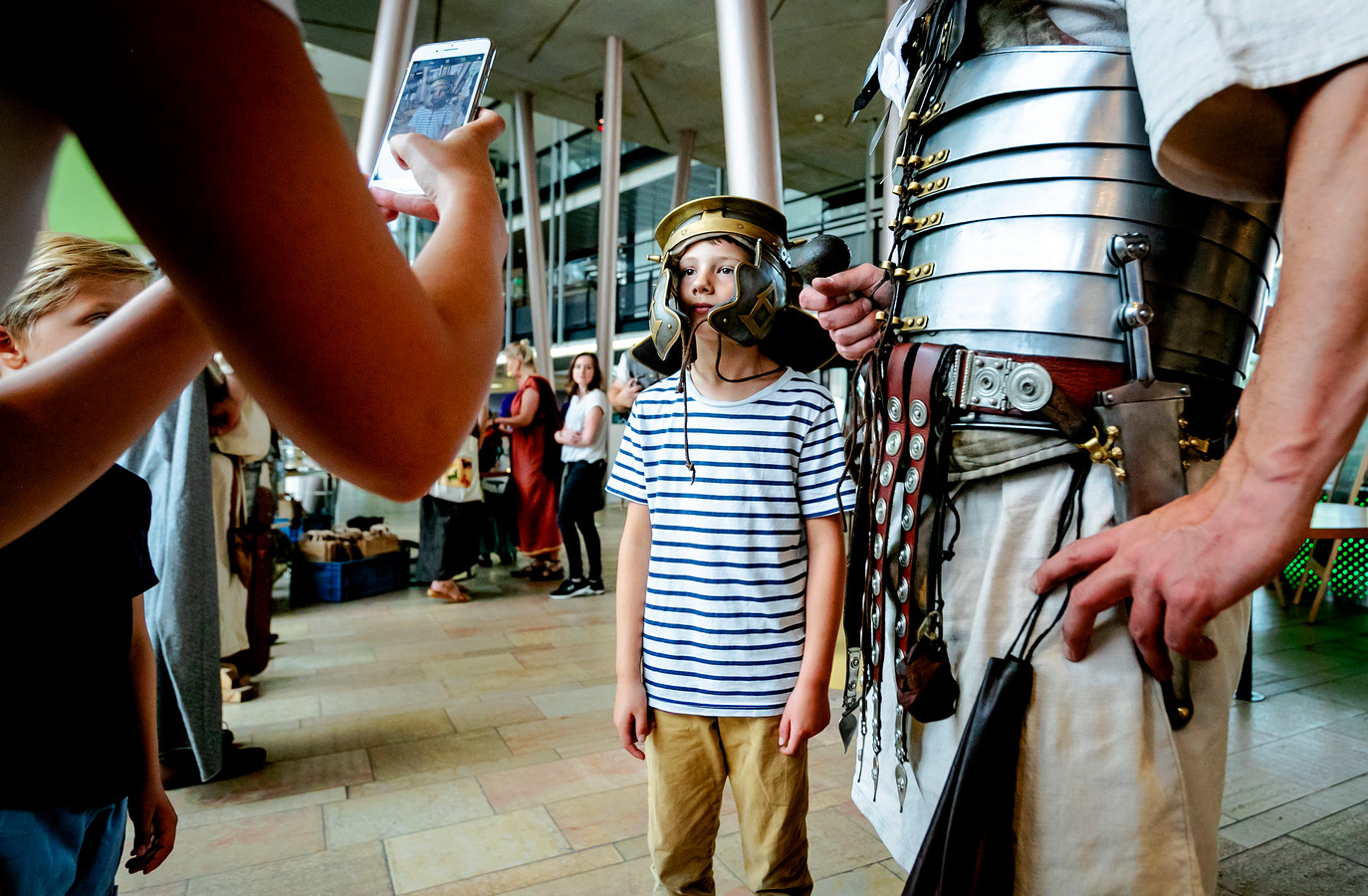 Archeon in het WKZ: ‘Zijn dat échte Romeinen?’ | Foto | gelderlander.nl