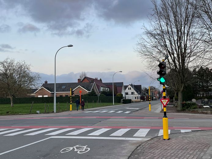 Slimme verkeerslichten op komst aan druk kruispunt | De Pinte | hln.be