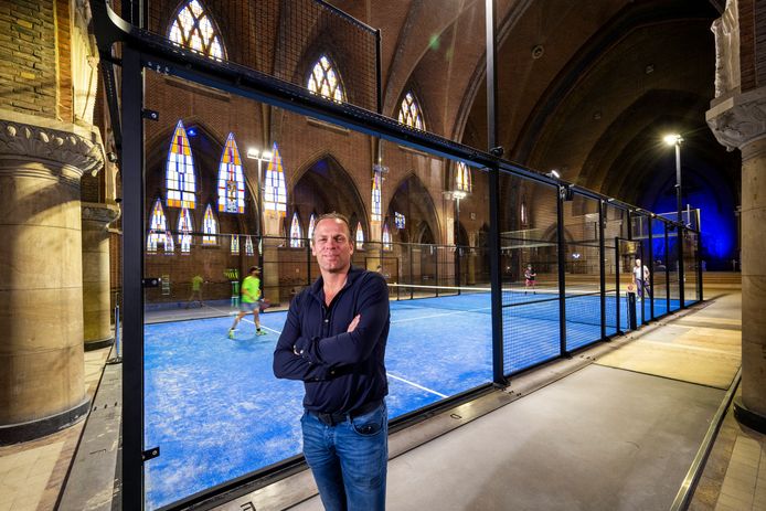 Unieke kans voor wie gek is op padel: liefhebber van de sport bouwt baan in een kerk | Arnhem ...