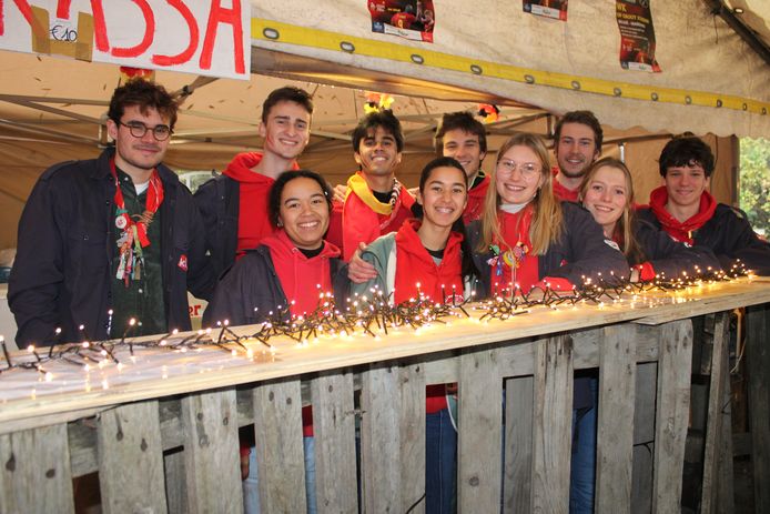 KLJ Maarke-Kerkem kijkt naar de Rode Duivels door de wind en door de regen | Maarkedal | hln.be