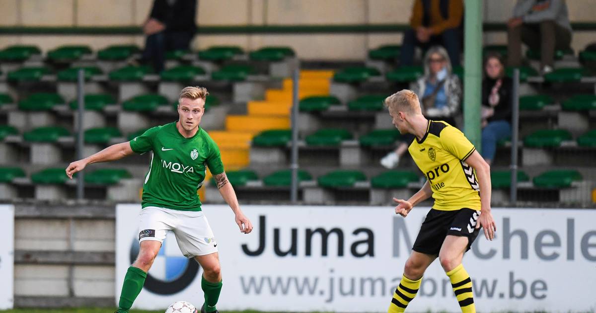 Nick Van Der Zyp (RC Mechelen) treft raak vanop dertig meter afstand ...