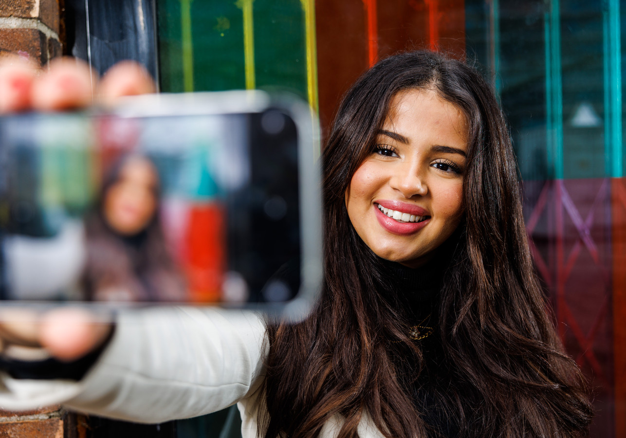 Met haar telefoon in haar hand verovert Siham Sanad (19) TikTok | Foto ...