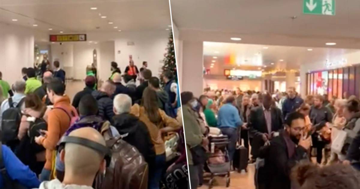 Des voyageurs en colère bloquent une entrée de l'aéroport après l ...