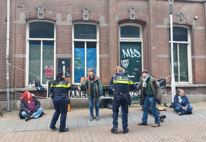 Krakers dreigen met aangifte tegen Tilburgse politie na ‘illegale ...