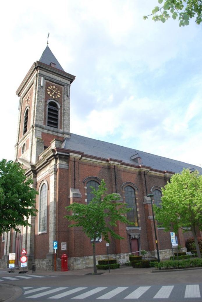 Kruispunt Dorpsplein afgesloten door weghalen torenkruis kerk | Evergem ...