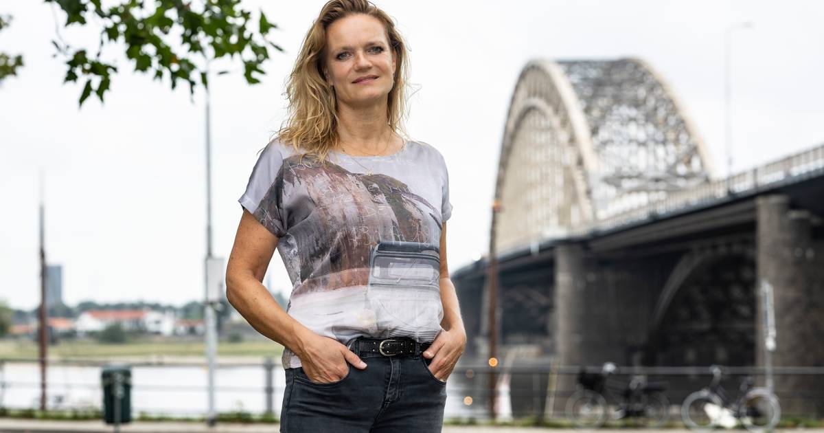 Fietsen tussen de strijdende soldaten; roman van Brenda Meuleman laat ...