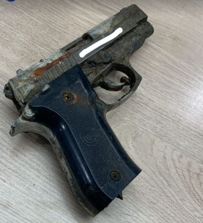 Pistool uit kanaal gevist in Tilburg, vermoedelijk een echt vuurwapen | Tilburg | bndestem.nl