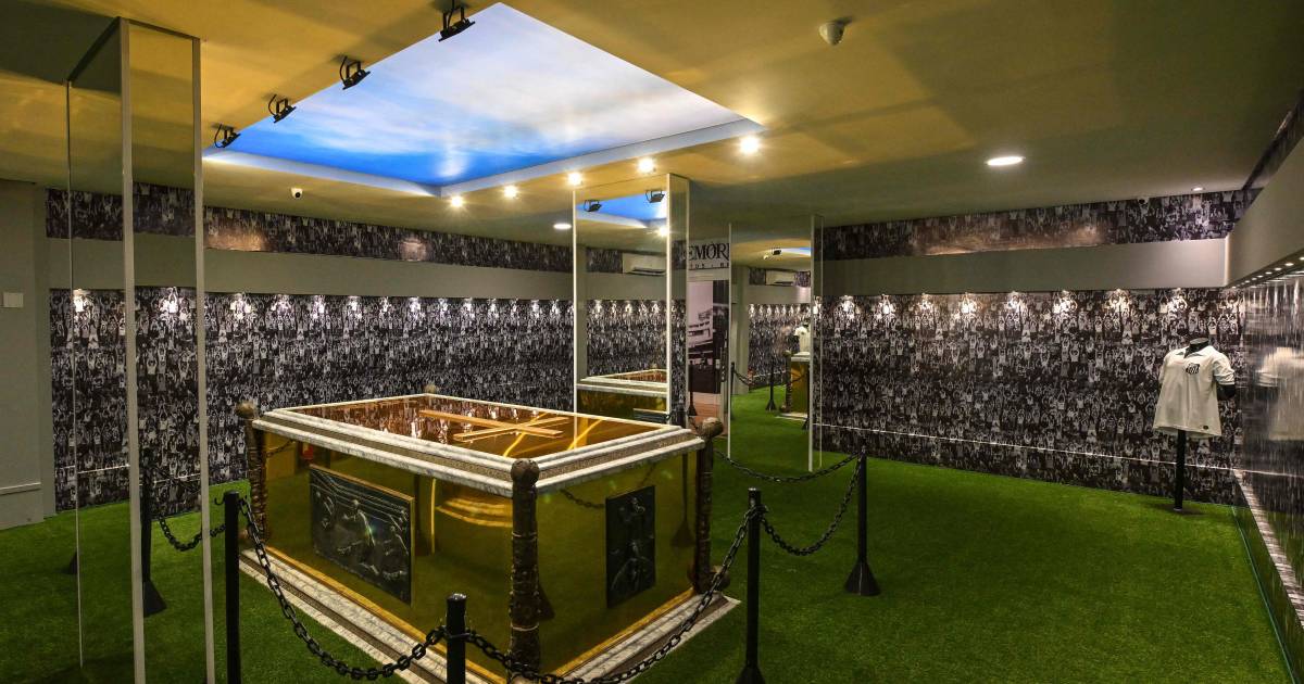 Zo ziet het graf van de Braziliaanse voetballegende Pelé eruit ...