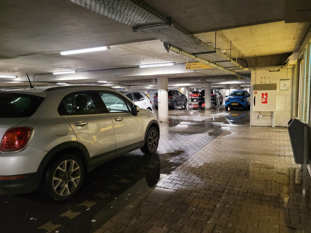 Natte voeten voor bezoekers die parkeren bij Jumbo en Pathé in Tilburg ...