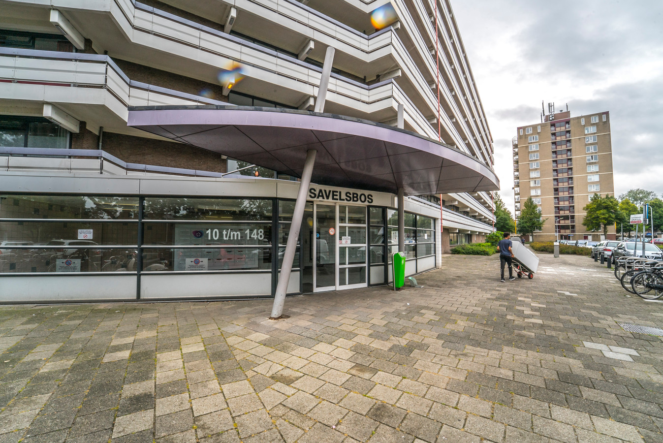 Bankjes weggehaald om hangjongeren te weren, gevolg is blowende en ...