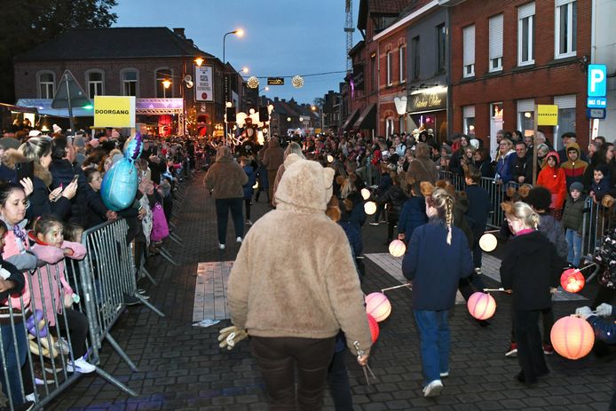 IN BEELD. 41e Sint-Maartensstoet lokt massa mensen: “Heel blij dat we ...