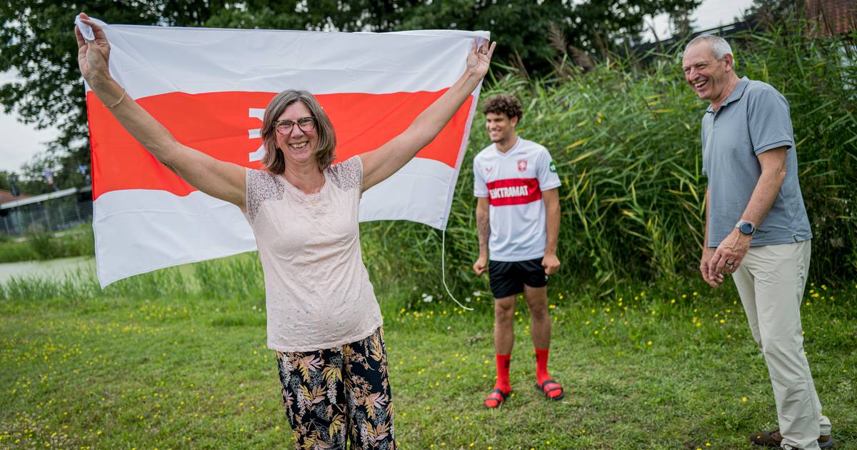 Dit is de nieuwe stadsvlag van Enschede en deze mensen kregen de eerste ...