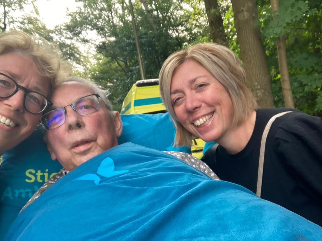 Rowan (23) verrast én emotioneel als hij ongeneeslijk zieke opa Wim (76) ineens bij de ...