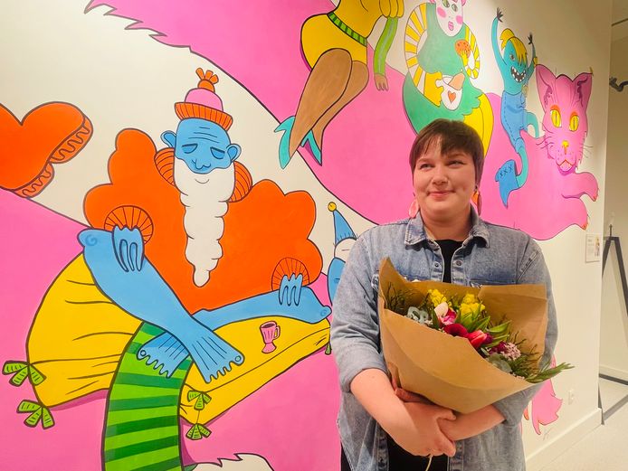 Finse artieste Vaula maakt prachtige muurschildering in kledingzaak ...