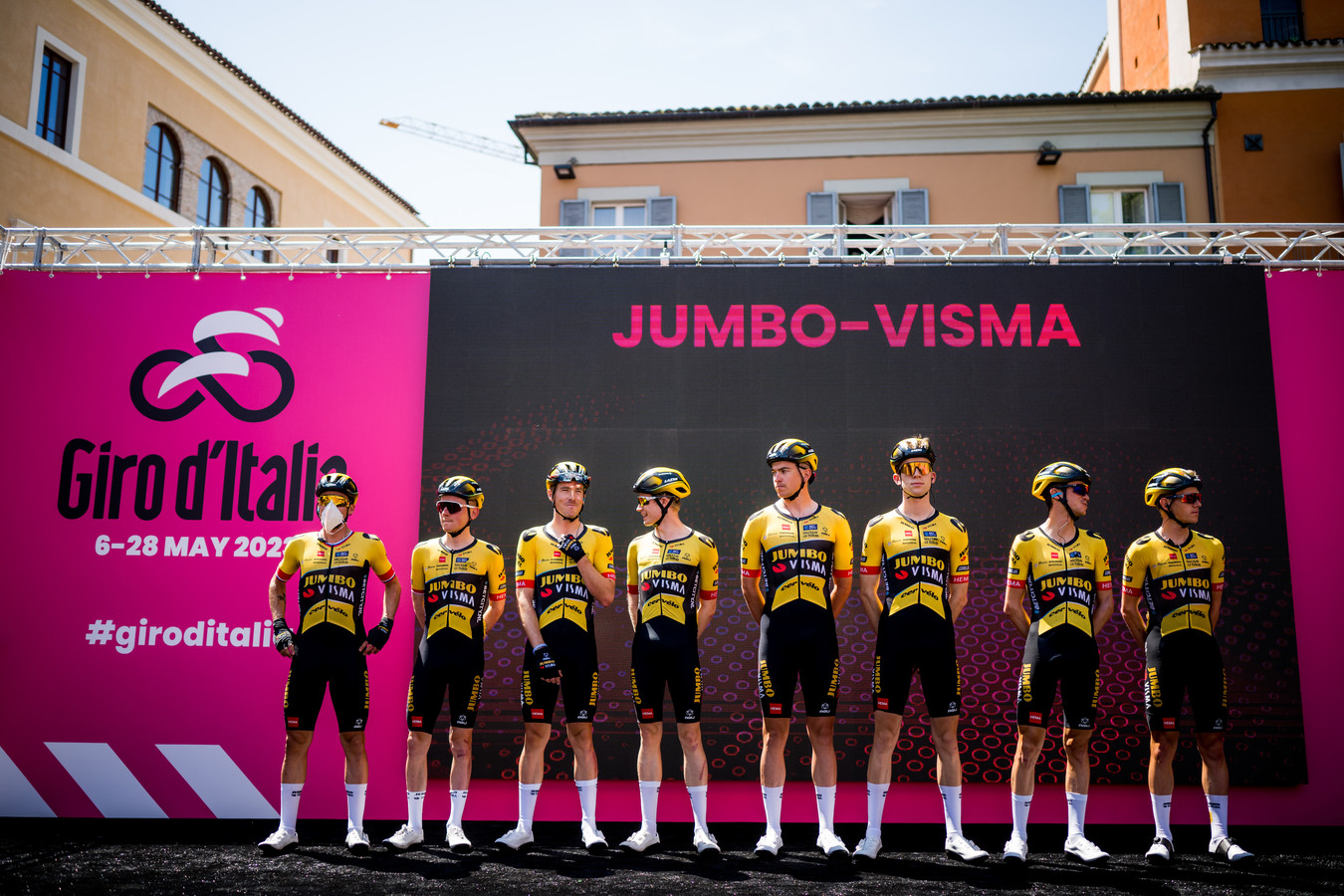 Voor Jumbo-Visma voelt het alsof de Giro al twee weken bezig is ...