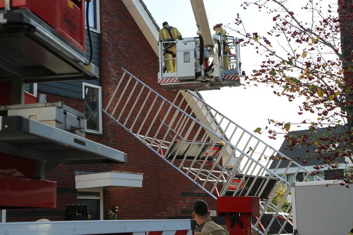 Oeps! Harde wind laat steiger omvallen tegen woning aan | Den Haag | AD.nl