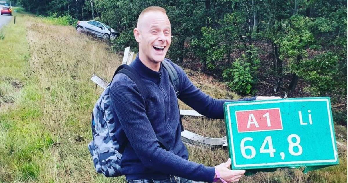 DJ crasht op snelweg - en poseert vrolijk met hectometerpaaltje ...