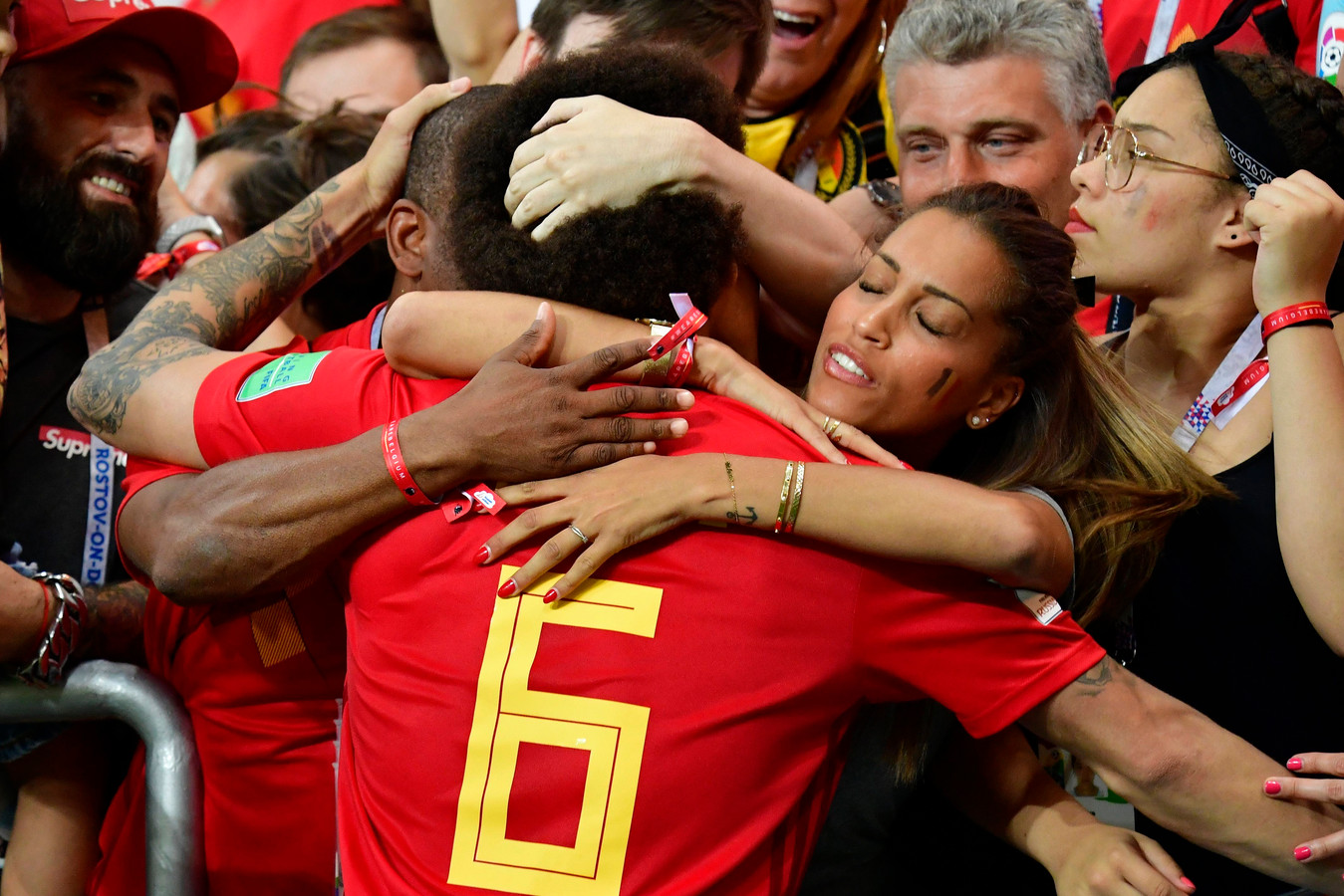 Kat Kerkhofs en James Cooke door het dolle heen op Ibiza na Belgische ...