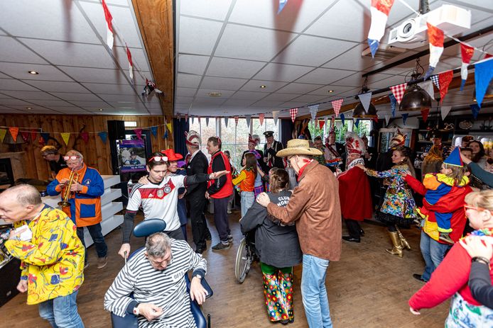 Dak eraf bij carnaval voor mensen met beperking bij manege Snorrewind ...