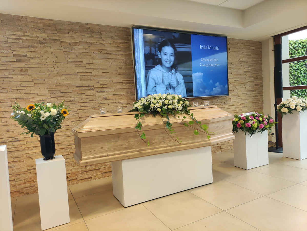Emotioneel afscheid van Inès (15) die het leven liet toen ze wachtte op ...