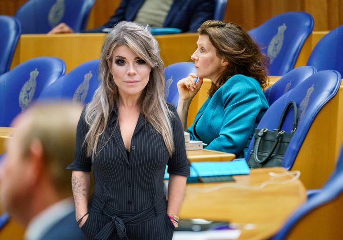 Esther loopt continu tegen een muur van wegwuiverij en gluiplacherij ...