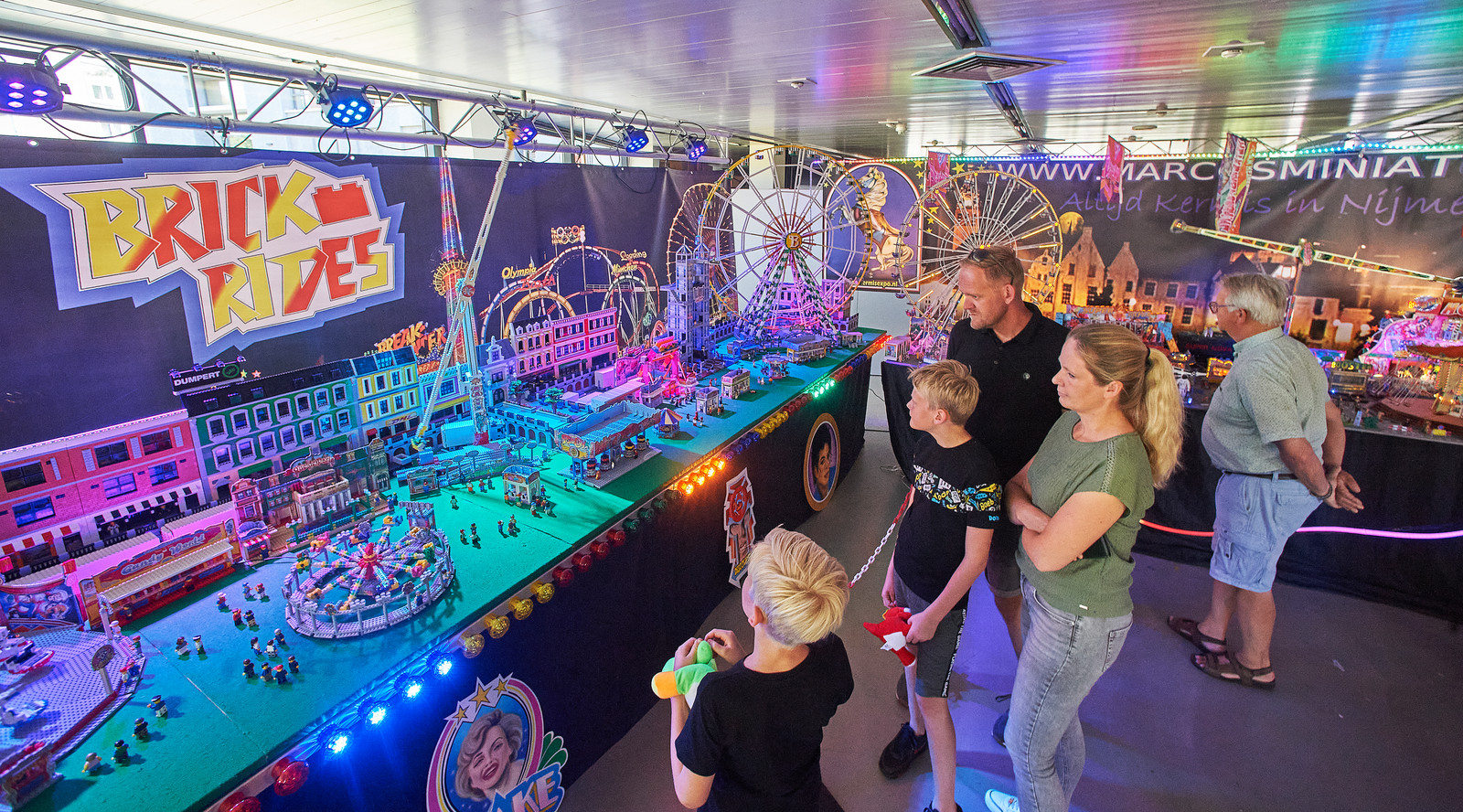 Dennis bouwt complete kermis na: ‘Er staan hier nog wel een paar ...