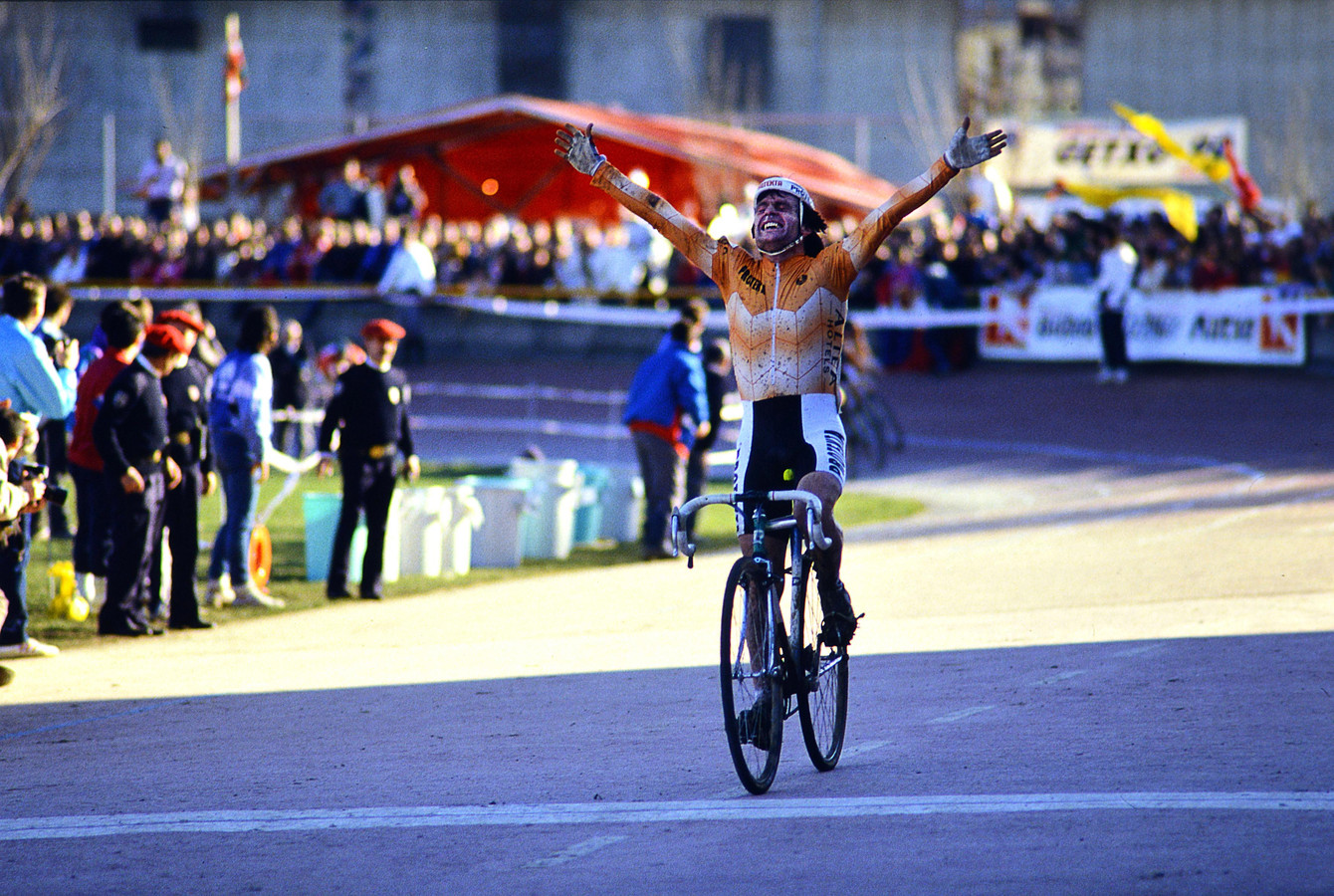 Voormalig wereldkampioen veldrijden Henk Baars kijkt nog vaak even naar ...