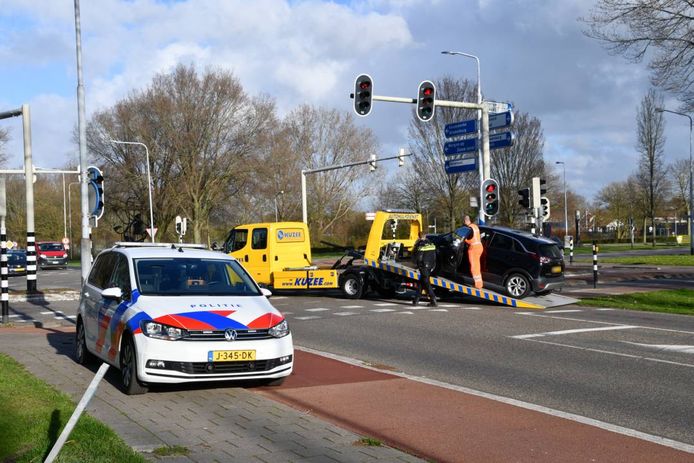 Automobilist knalt tegen verkeerspaal op kruising Vlissingen | 112 nieuws Vlissingen | pzc.nl