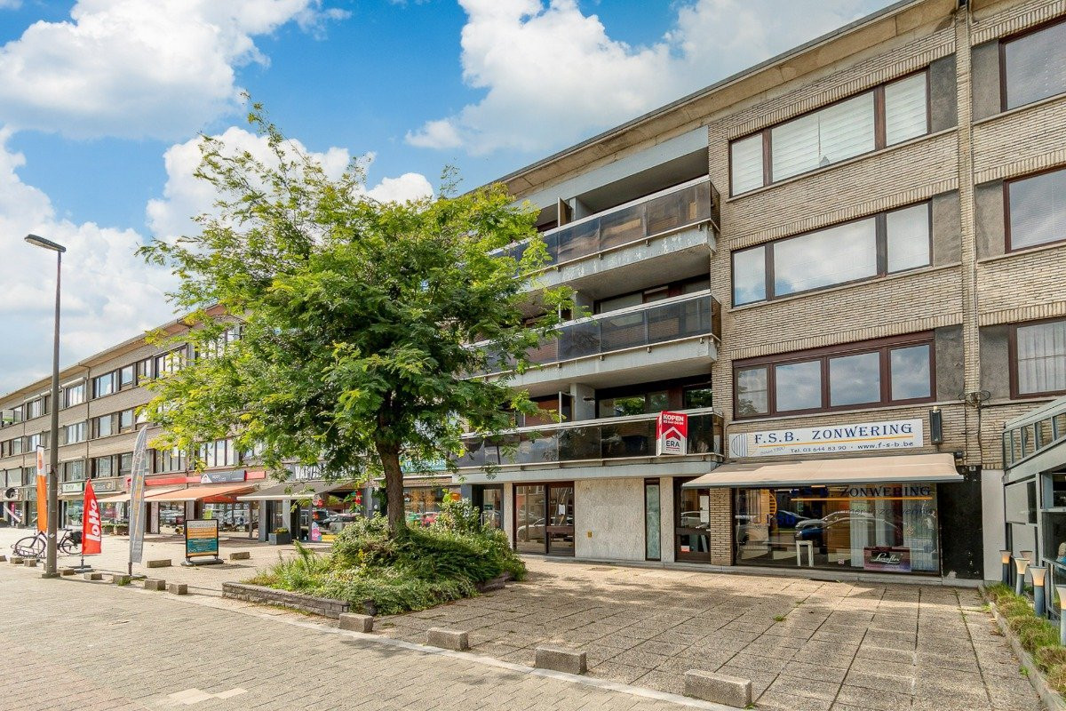 HUIZENJACHT. Merksem bij Antwerpen: “Grote én afgewerkte bel-etages ...