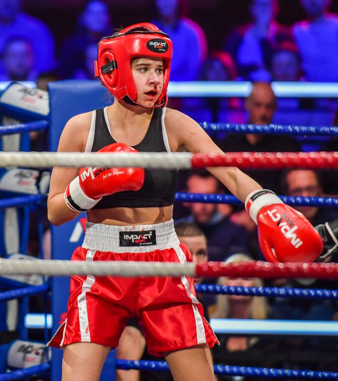 Laura Tesoro krijgt rake klappen in 'Boxing Stars' | TV | hln.be