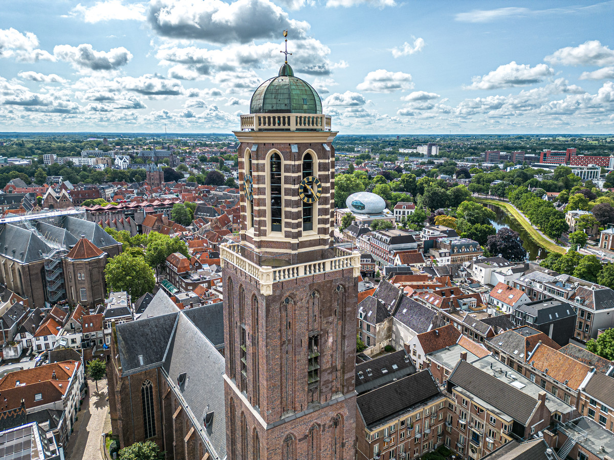 Tijdens haar dienst beklimt Ina twee keer per dag de hoogste kerktoren ...