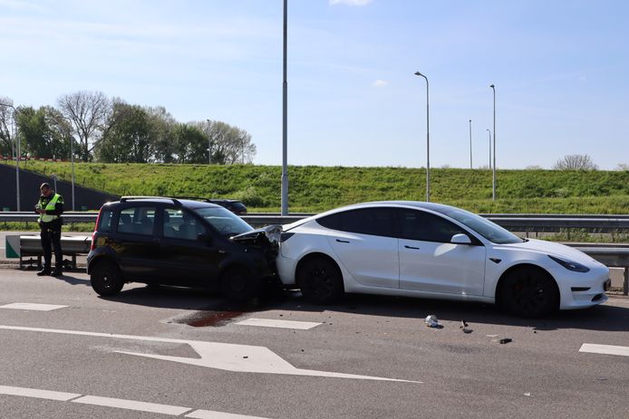 Gewonde bij kop-staartbotsing op de A59 bij Waalwijk | Waalwijk | bd.nl