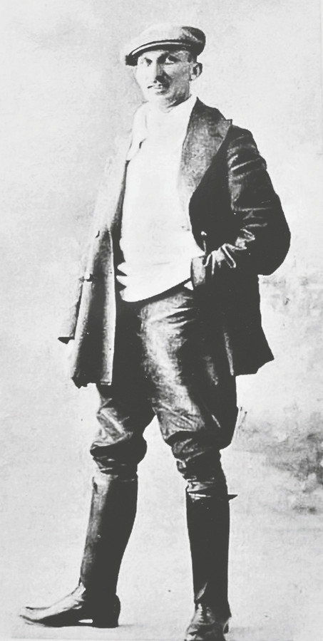 In ‘De Vliegende Doodskist’ eert zijn kleinzoon brokkenpiloot Pinneke ...