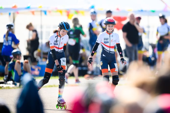 Met 250 kilometer skeeleren in twaalf uur zamelden Femke (11) en Zara (13) met hun team geld in ...