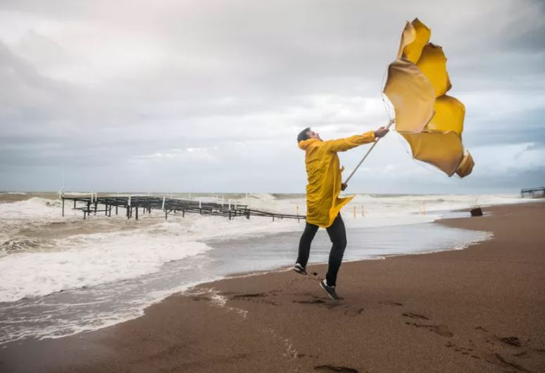 Storm Louis: code oranje in Zeeland, Rijkswaterstaat adviseert weg te ...
