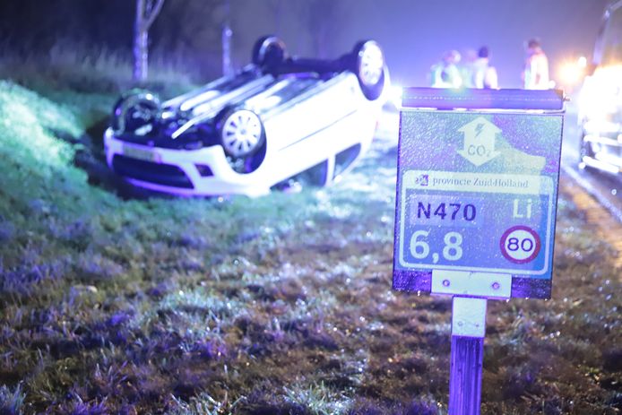 Veel ongelukken door gladheid, vrachtwagen rijdt door vangrail heen de sloot in | Den Haag | AD.nl