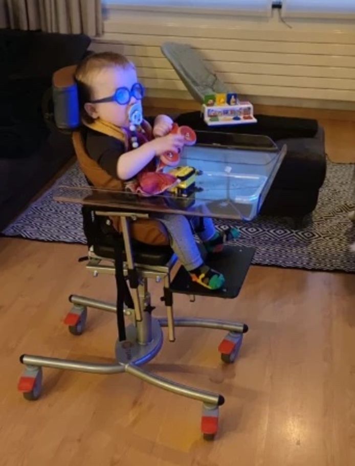 Mathiz (1) heeft zeldzaam Angelman Syndroom, ouders zamelen geld in om ...